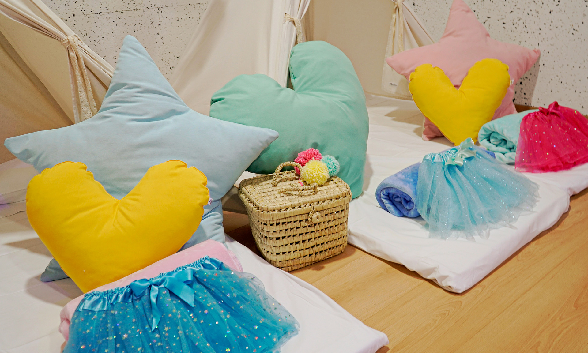 Girly Dreams 05 Pillow Party